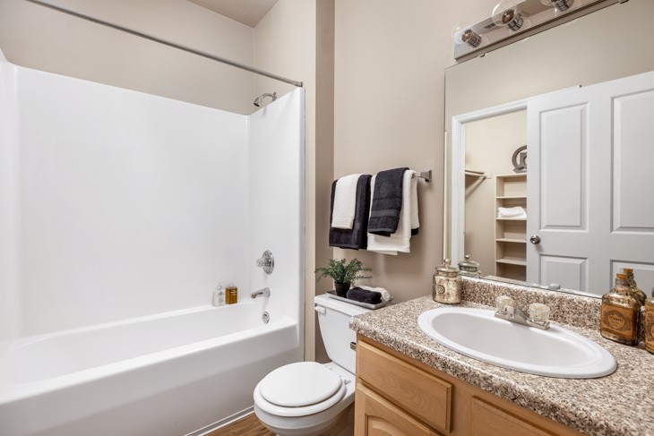 Runaway Bay Apartments | Pet-Friendly Apartments in Speedway, IN ...